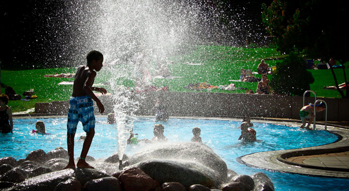 Bada utomhus i Uppsala | Sommarbadet Fyrishov